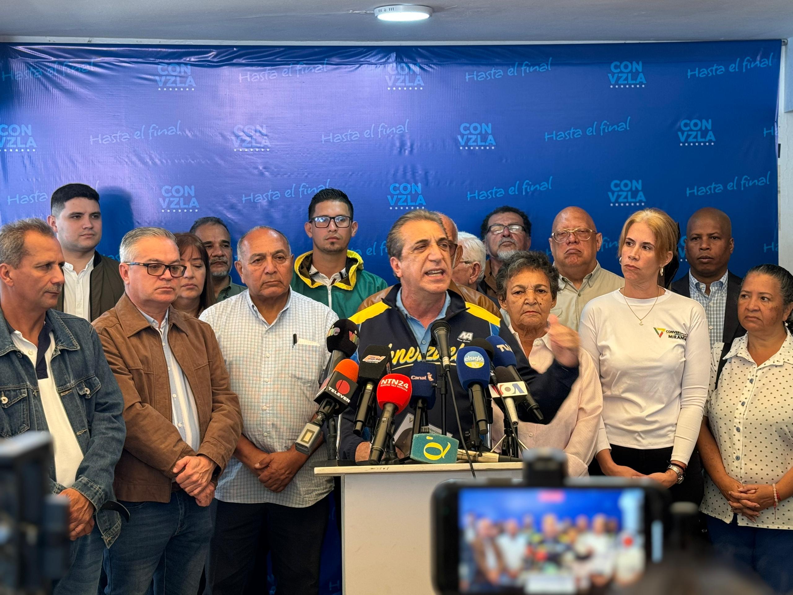 Biagio Pilieri en rueda de prensa Comando Con Vzla: María Corina ...