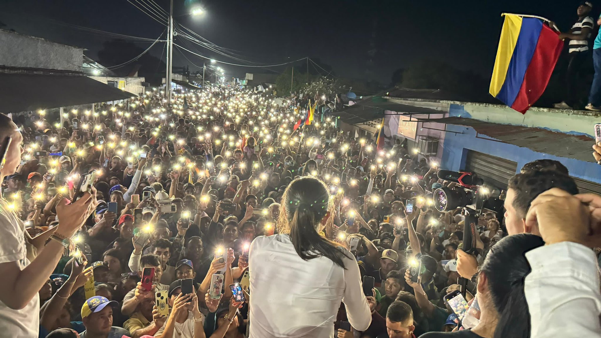 ¡Impactante! María Corina Machado iluminó la noche en Guanarito con mil ...