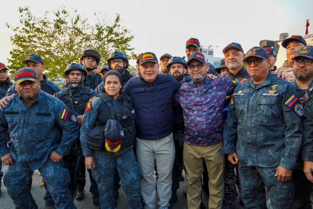El mensaje de poder que envía Diosdado Cabello rodeado del jefe del ...