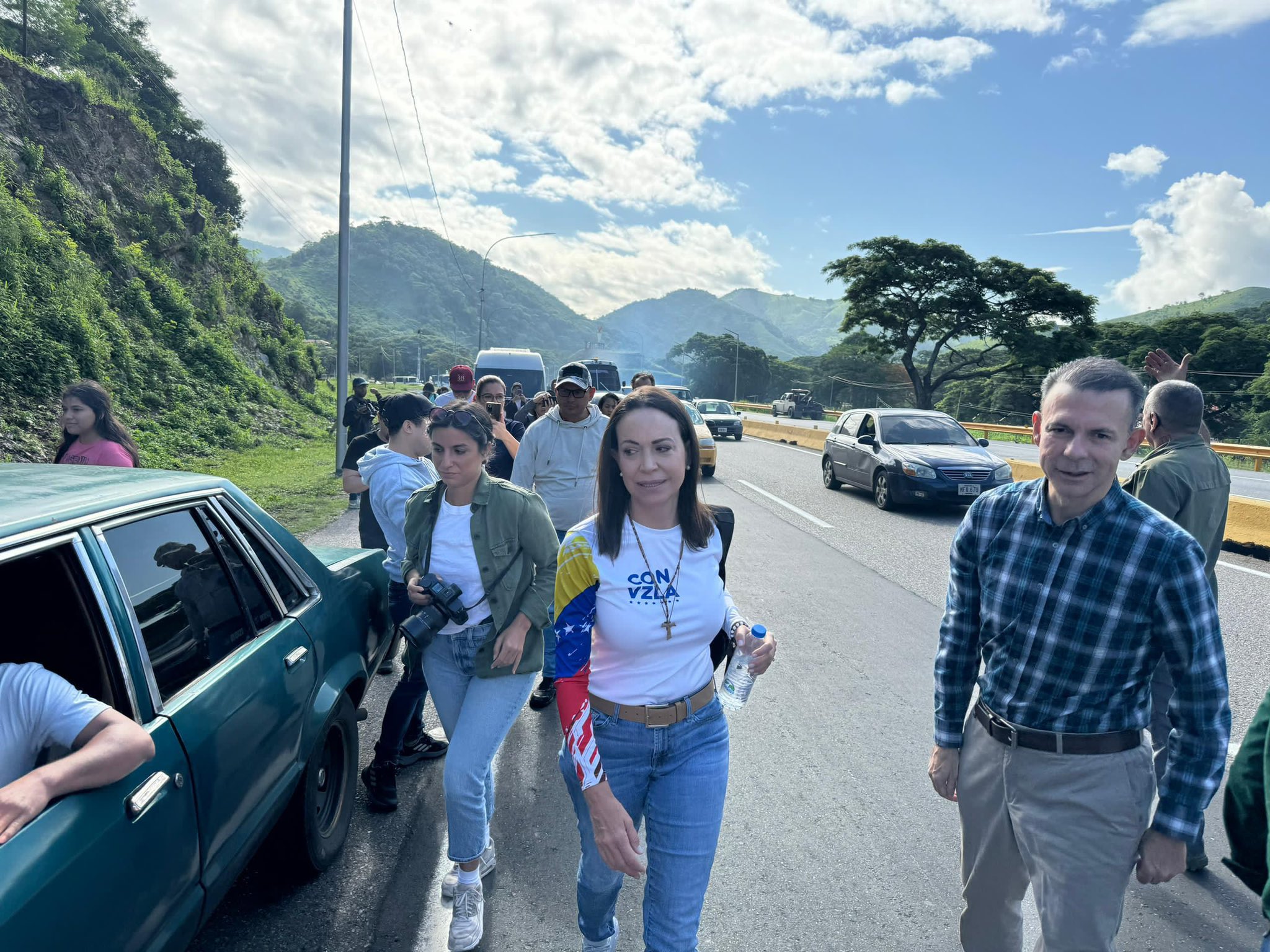 Gobierno guarimbero tranca la principal arteria vial del país con la ...